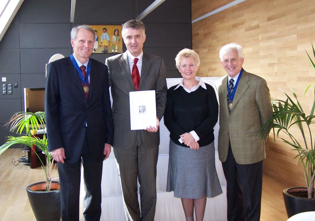 Ausgezeichnet: Ehrenzeichen für Dr. Ulrich Schmidt von Beiersdorf ...