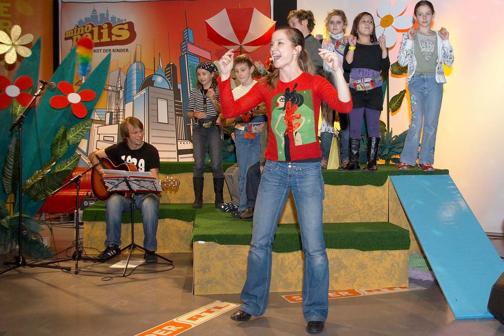 Minopolis: Caroline Vasicek präsentiert CD, Kinder präsentieren Mode - BILD