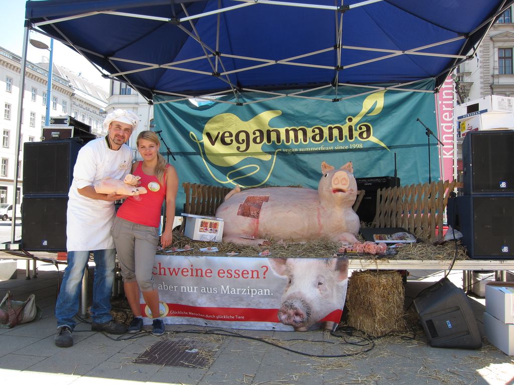 Lebensgroßes Marzipanschwein von Konditormeister Christian Geiser auf ...