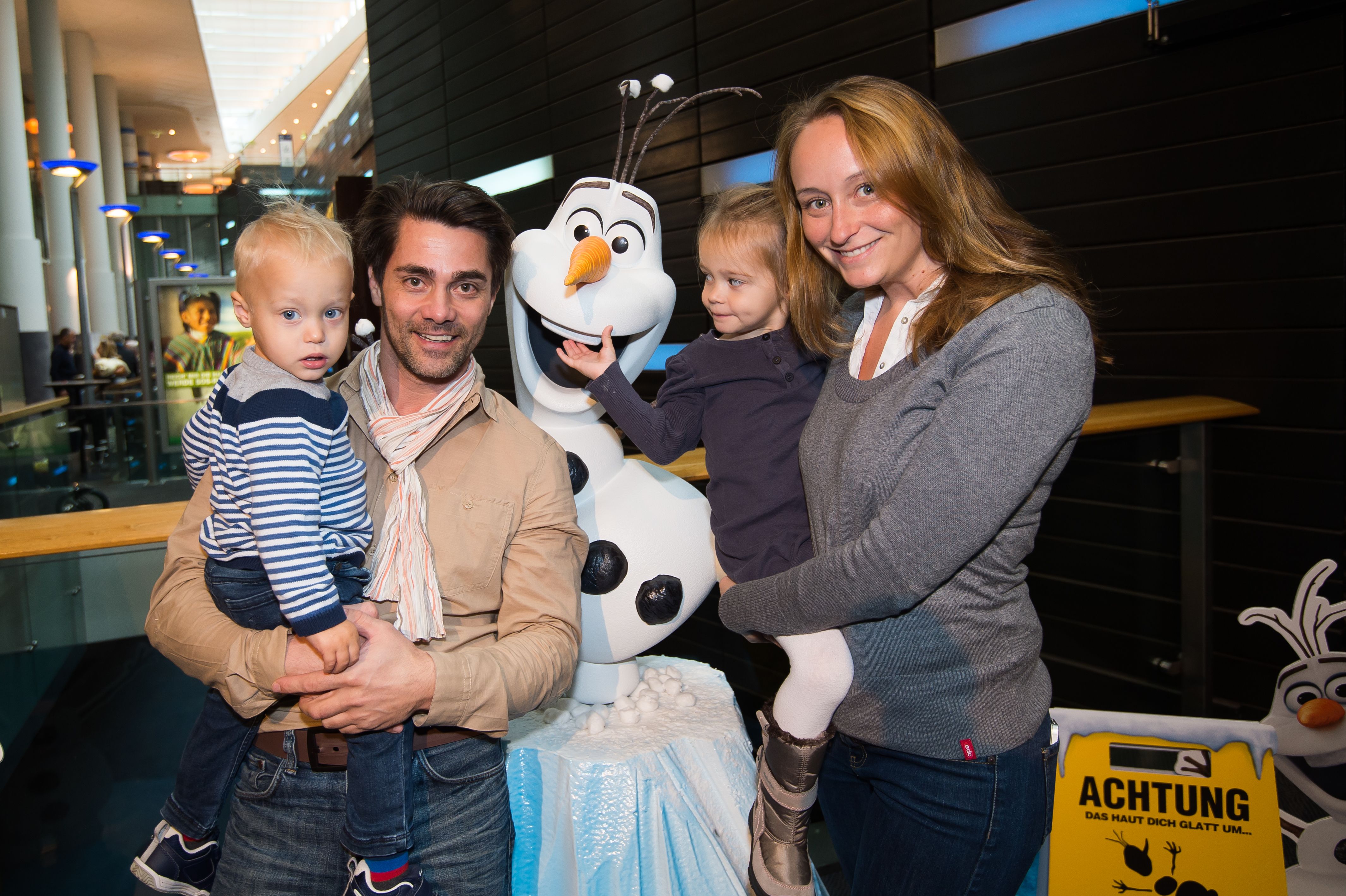 Österreichpremiere von Disneys DIE EISKÖNIGIN - VÖLLIG UNVERFROREN ...