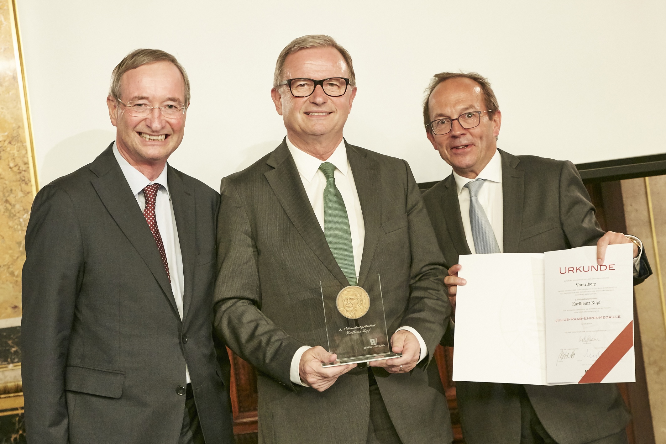 Julius-Raab-Medaille an Karlheinz Kopf verliehen | Österreichischer ...