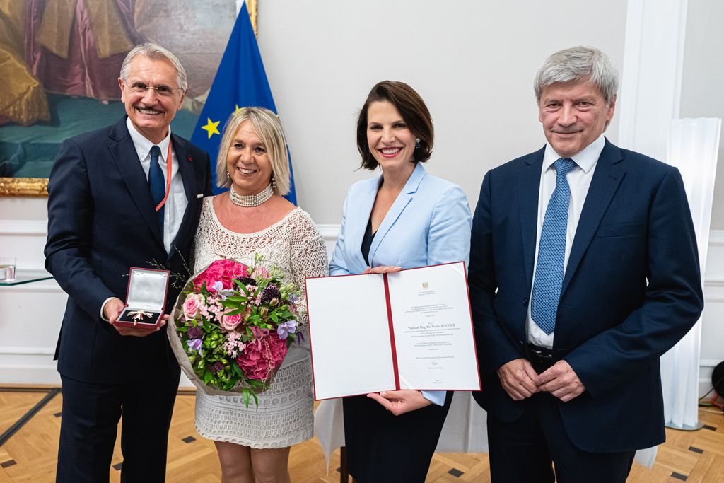 Kanzleramtsministerin Edtstadler verlieh Ehrenkreuz I. Klasse an Prof ...