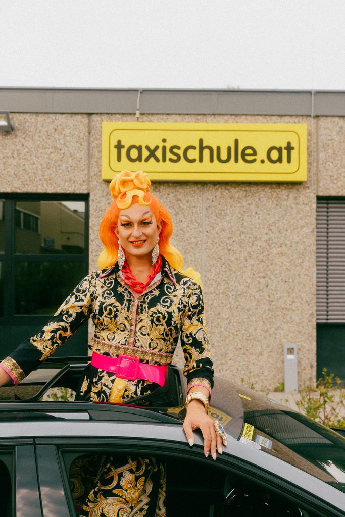Ganz gelb und gleichzeitig ganz bunt: Taxi 40100 kooperiert mit ...