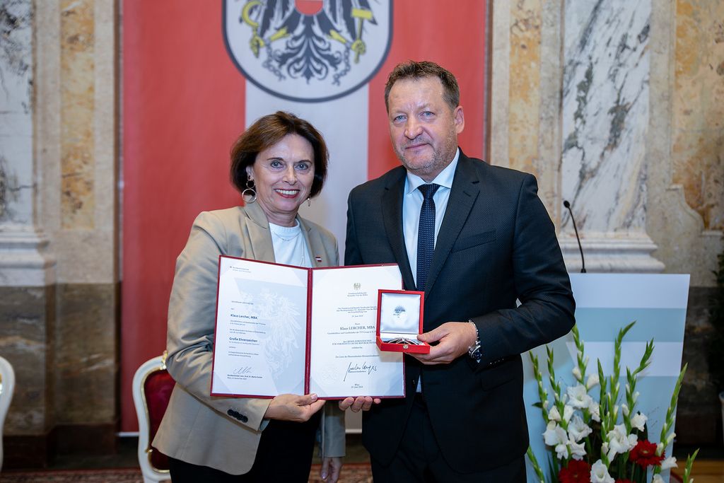 Klaus Lercher mit dem Großem Ehrenzeichen der Republik Österreich ...