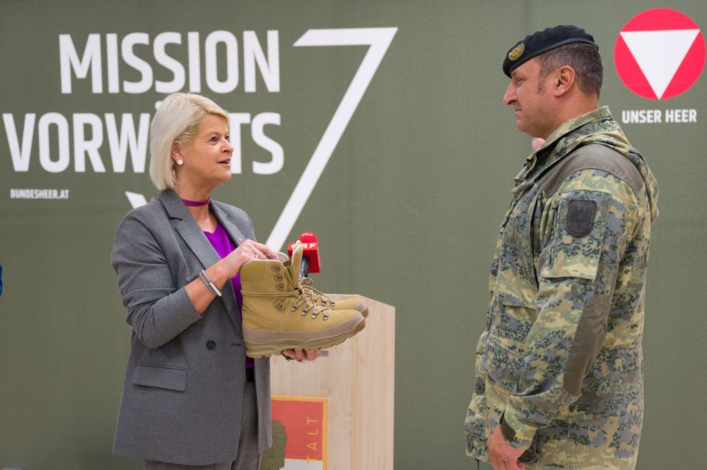 Bundesheer: Verteidigungsministerin Tanner übergab neue Kampfstiefel an Truppe