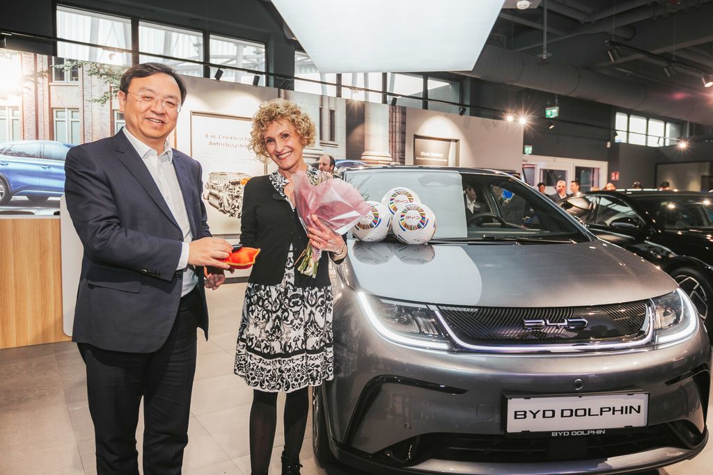BYD Group President & Chairman Wang Chuanfu übergab drei BYD-Fahrzeuge ...