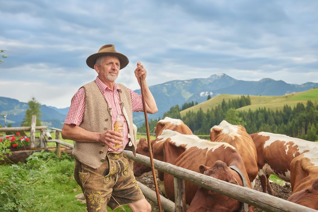 Almdudler präsentiert neuen Werbespot: Almauftrieb mit Almdudler