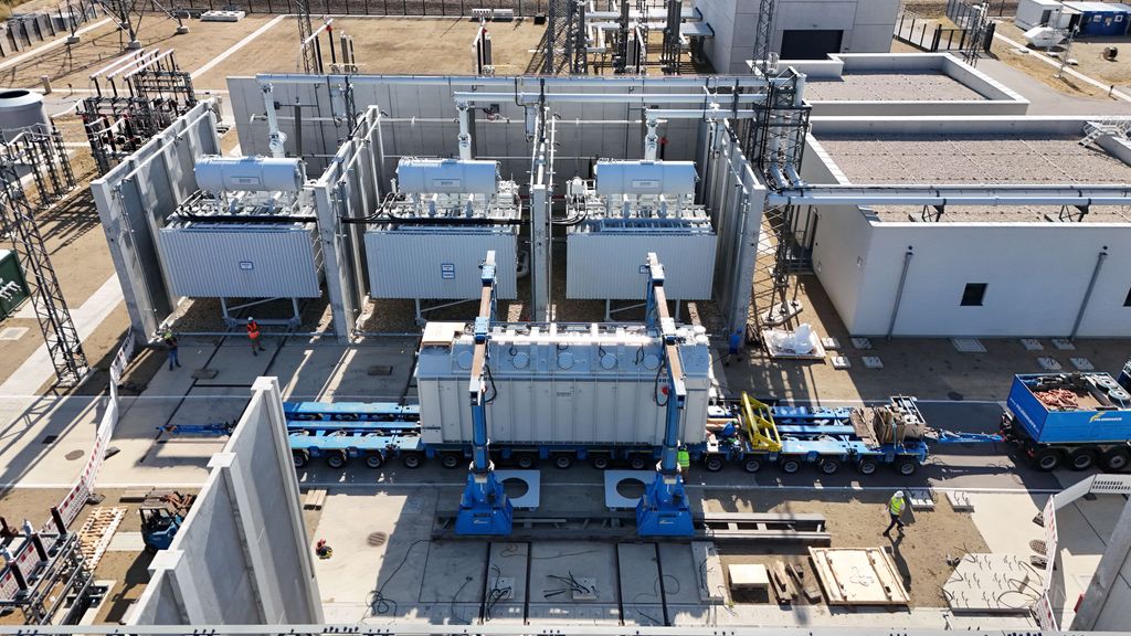 Millionenschweres Trafo-Trio im APG-Umspannwerk Zaya komplett: Dritter ...