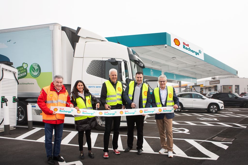 Shell eröffnet ersten Hybrid-Ladepark für LKW und PKW in Österreich