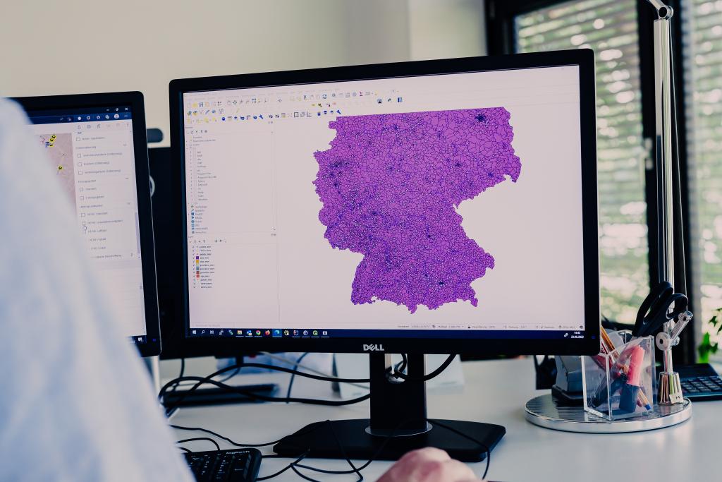 Kostenlos oder kommerziell – passt ArcGIS oder QGIS besser zu mir?