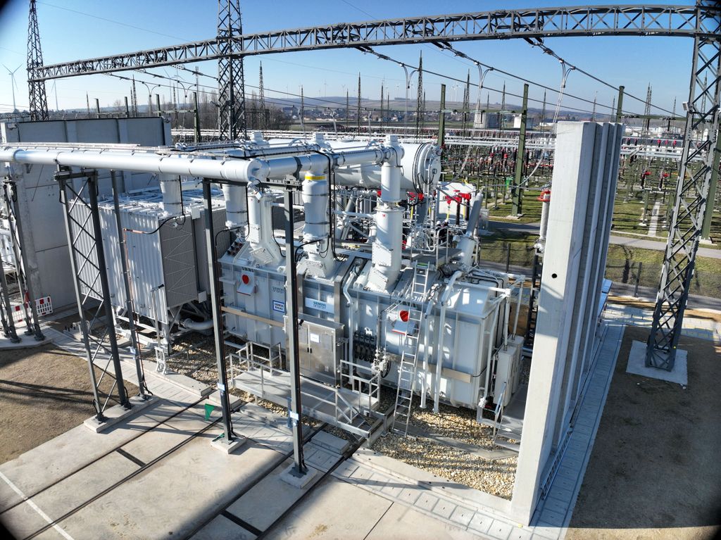 Dritter Riesentrafo am Netz: Bauarbeiten im APG-Umspannwerk Zaya ...