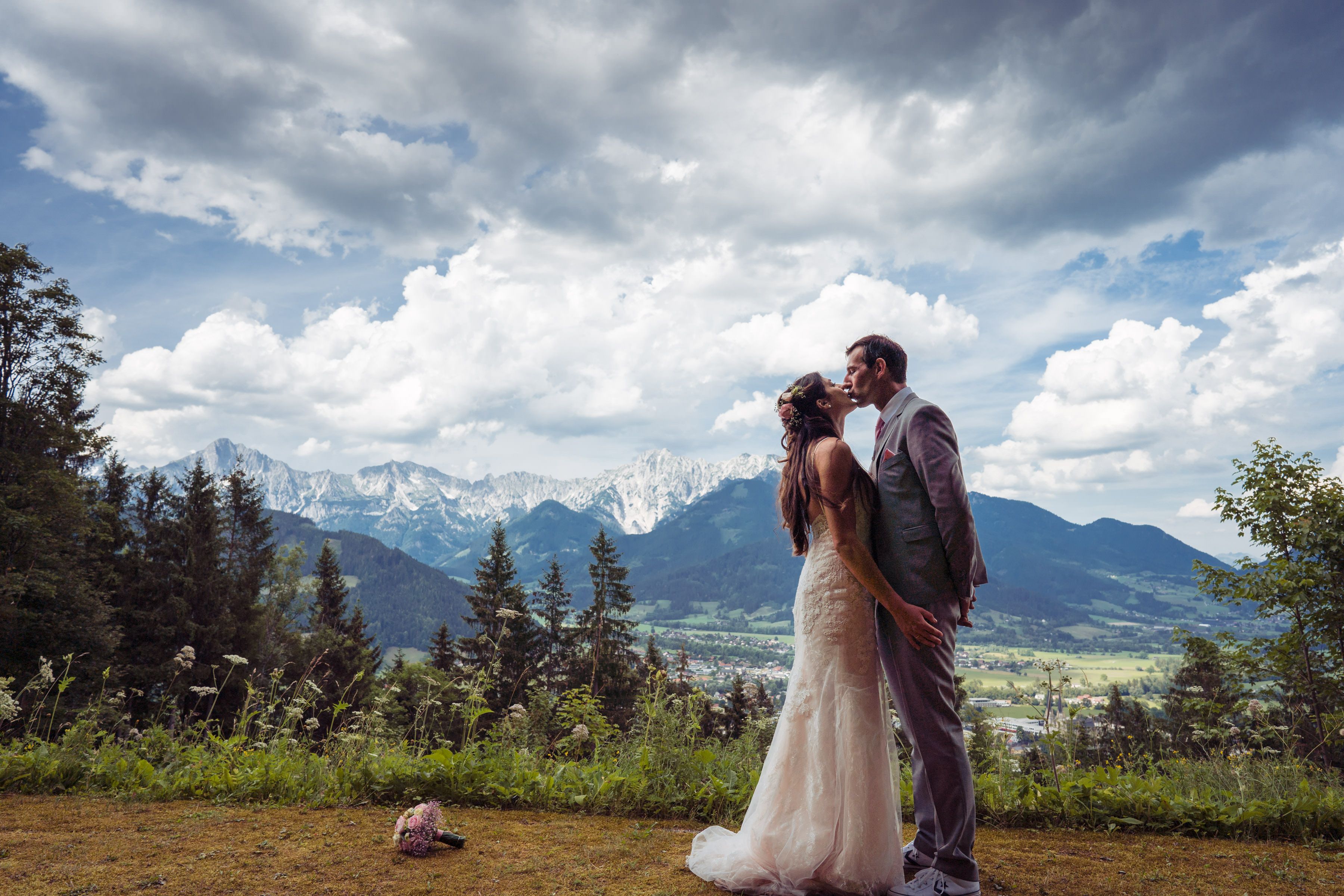 Klasse statt Masse: Wie Österreich 2026 heiratet, warum der Deko-Wahn ...