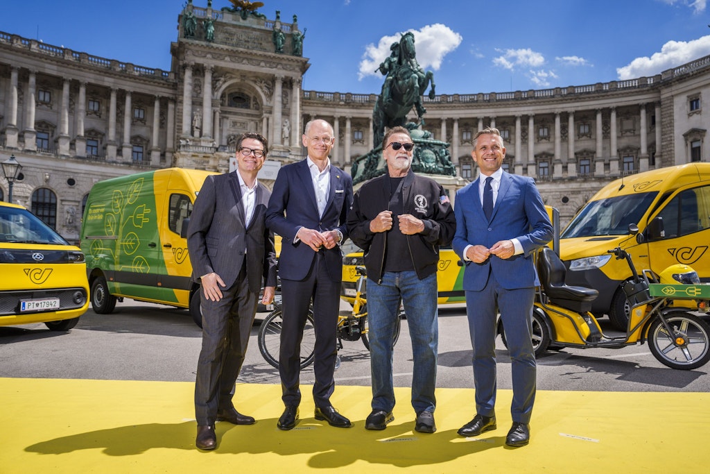Arnold Schwarzenegger gibt Startschuss für 100 % elektrische Post ...