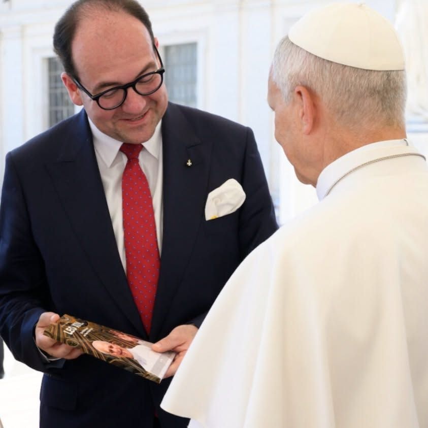 Udo Thianich-Schwamberger überreicht Papst Leo XIV. sein Buch persönlich